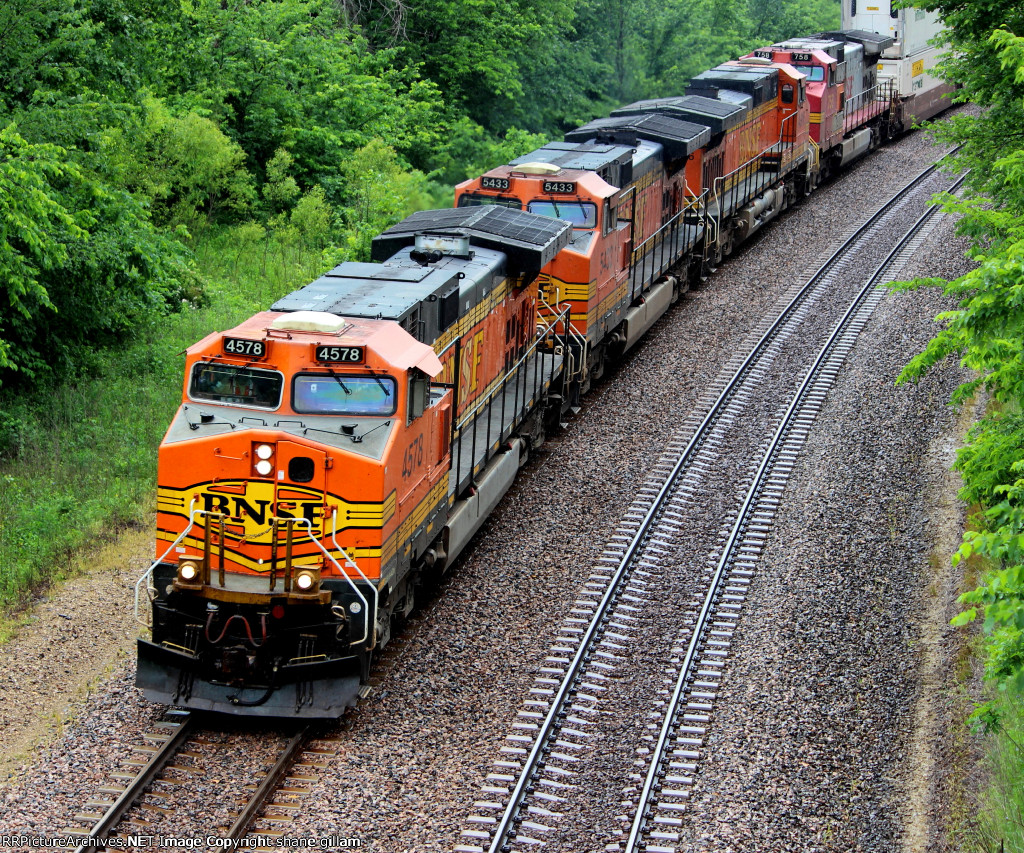 BNSF 4578 leads this eb Frschi z train.